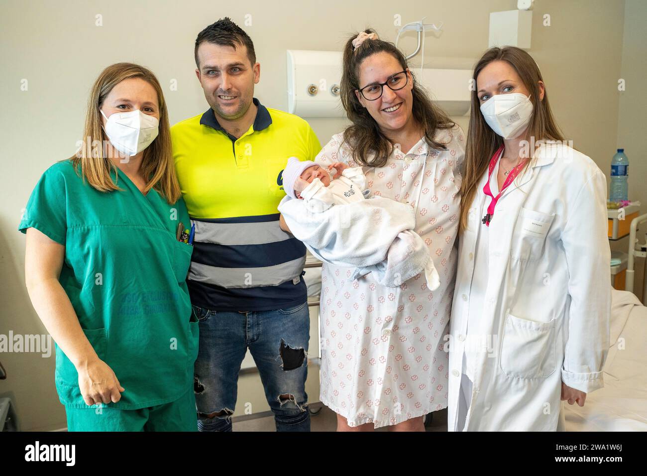 Fran Barreiro (2l), Jenny Gallego (2r) and the doctors who delivered ...