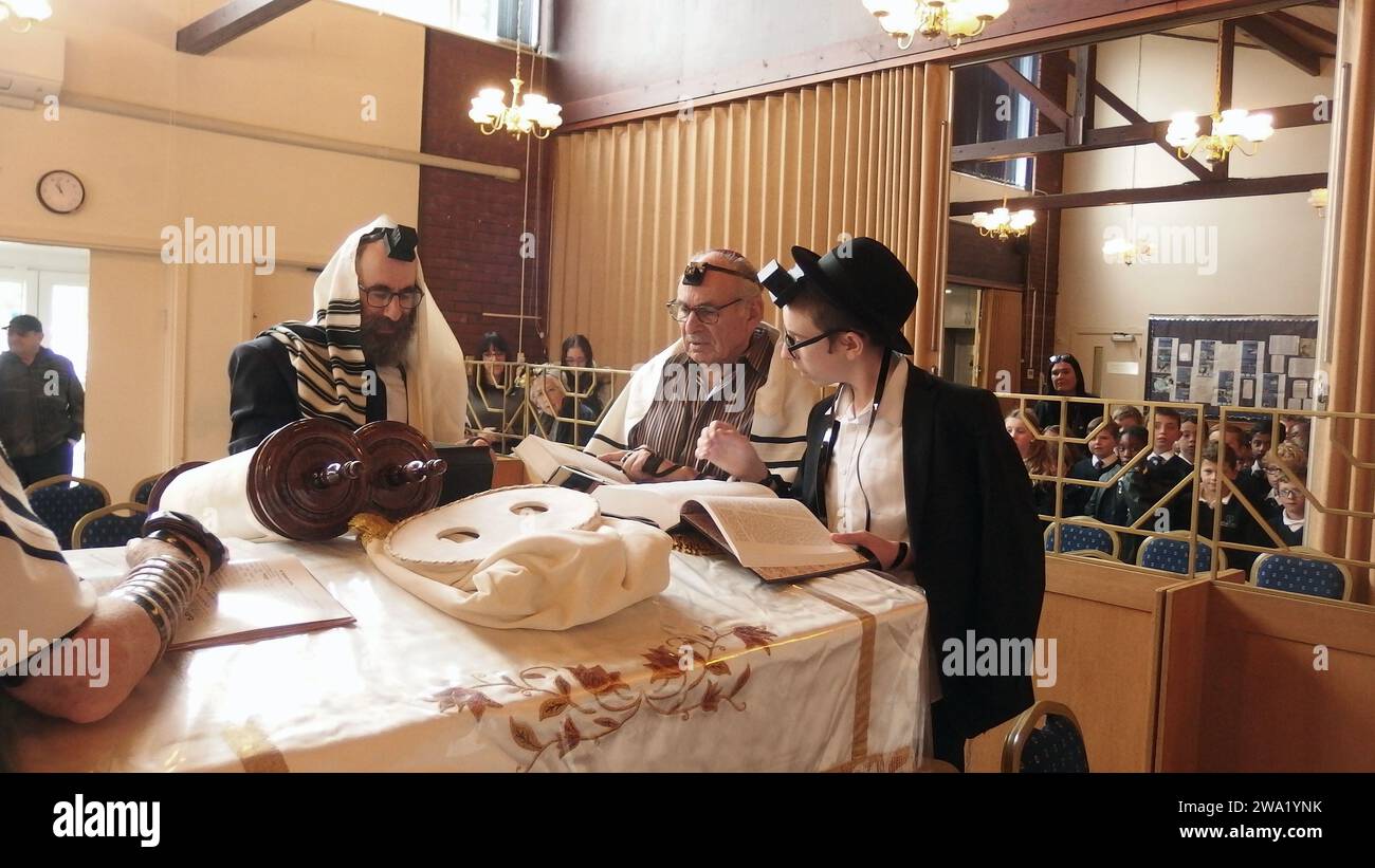Shul synagogue service hi-res stock photography and images - Alamy