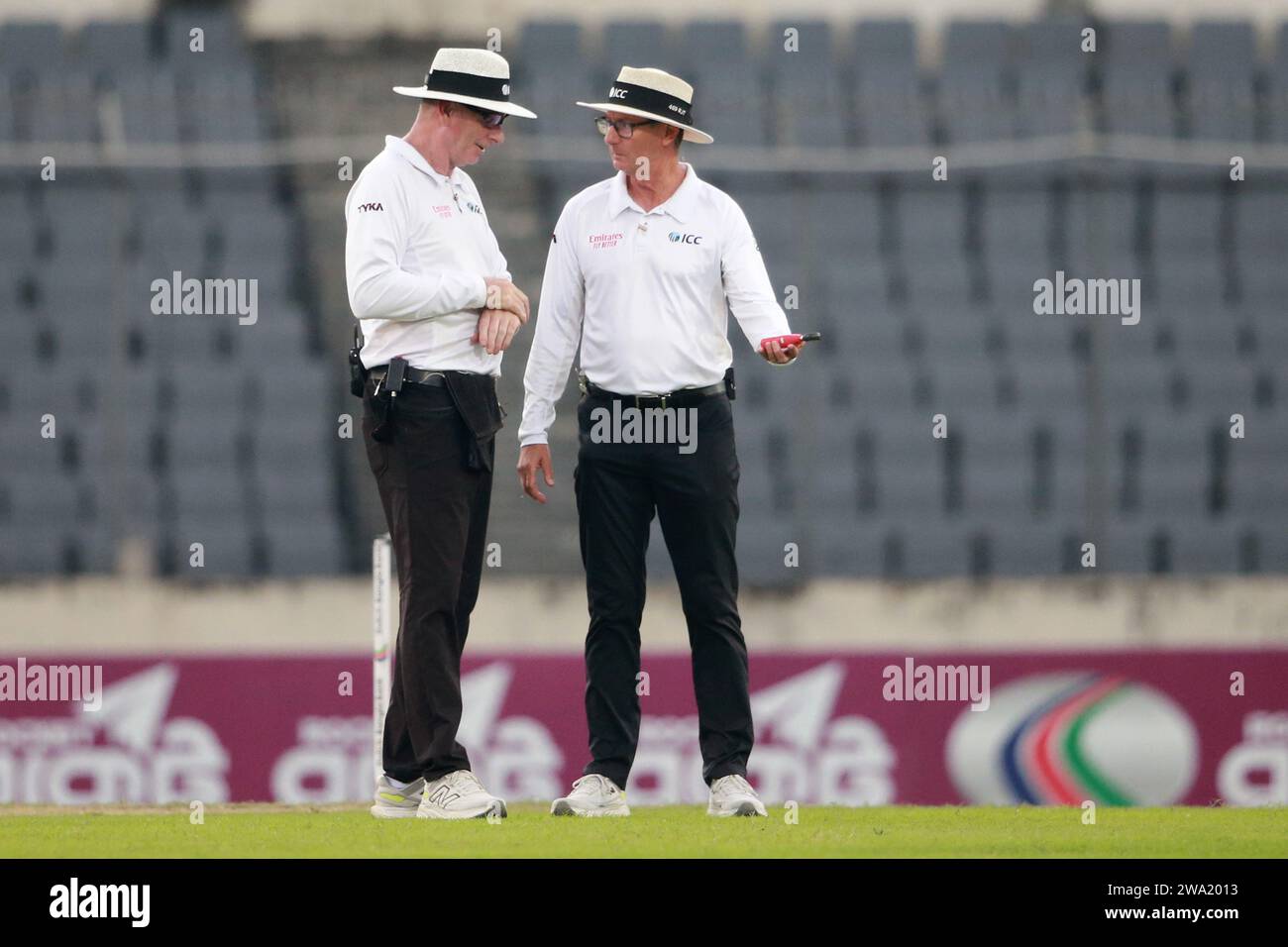 Umpires Paul Reiffel (L) and Rodney James Tucker (R) check lights ...