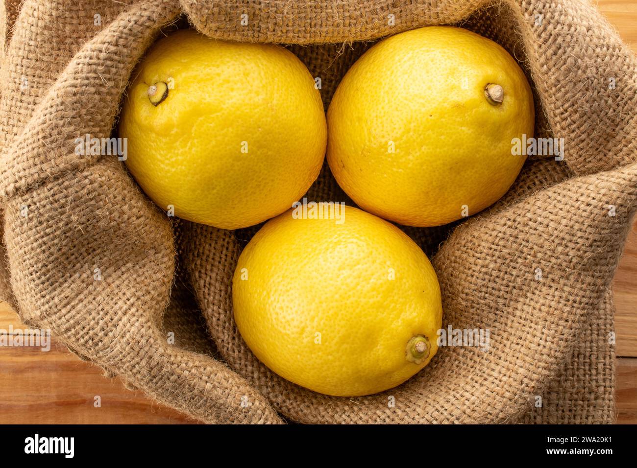 Lemons in yellow mesh hi-res stock photography and images - Alamy