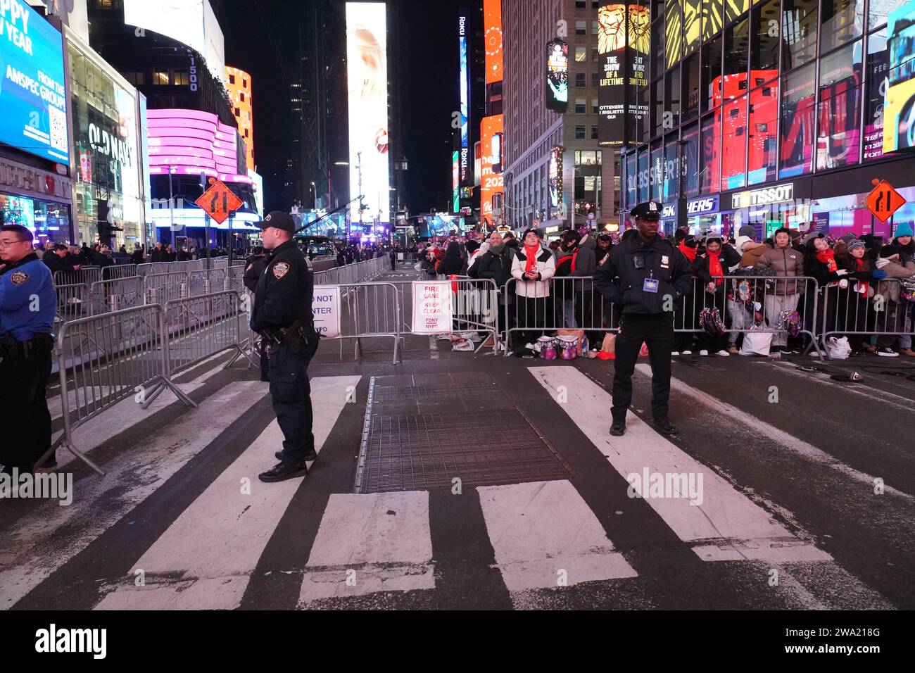 New York, United States. 30th Dec, 2023. Police saturate Times Square ...