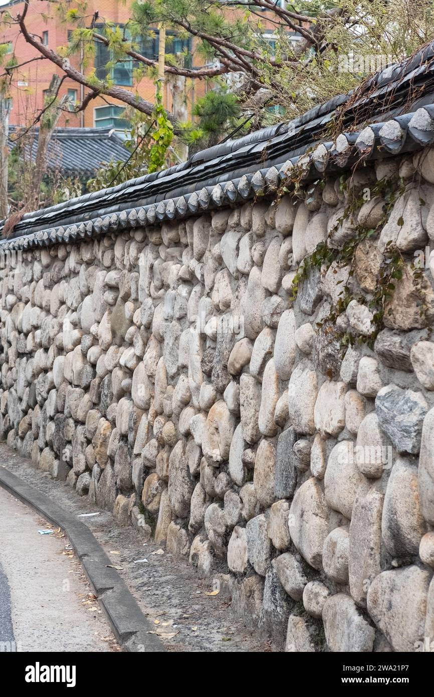 Traditional Korean stone wall boundary with roof Stock Photo - Alamy