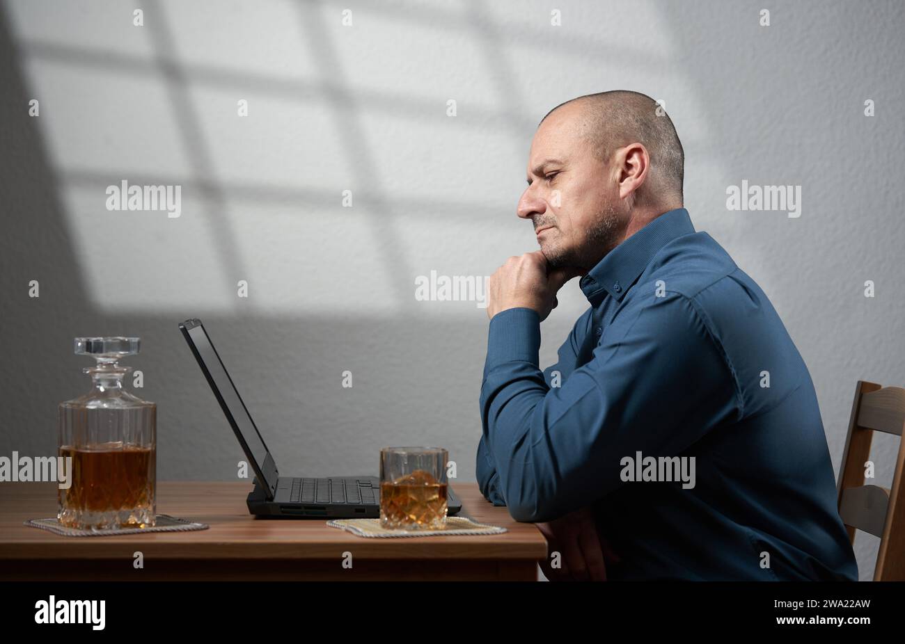 Man whisky sit hi-res stock photography and images - Alamy