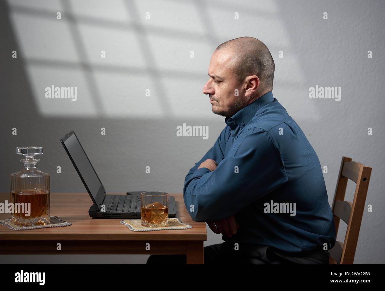 In office drinking whisky hi-res stock photography and images - Alamy