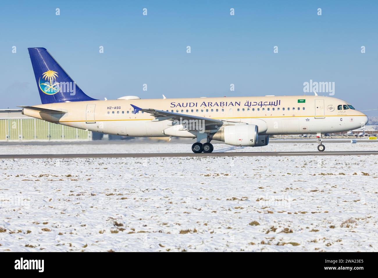 Saudi Arabian 320 approaching cold snowy Stuttgart airport Stock Photo ...