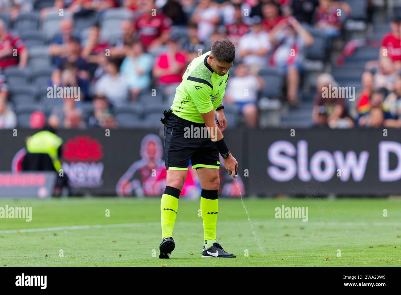 Sydney, Australia. 01st Jan, 2024. Referee, Shaun Evans marks a line ...