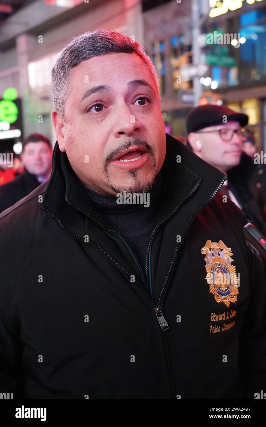 Times square new years eve celebration hi-res stock photography and ...