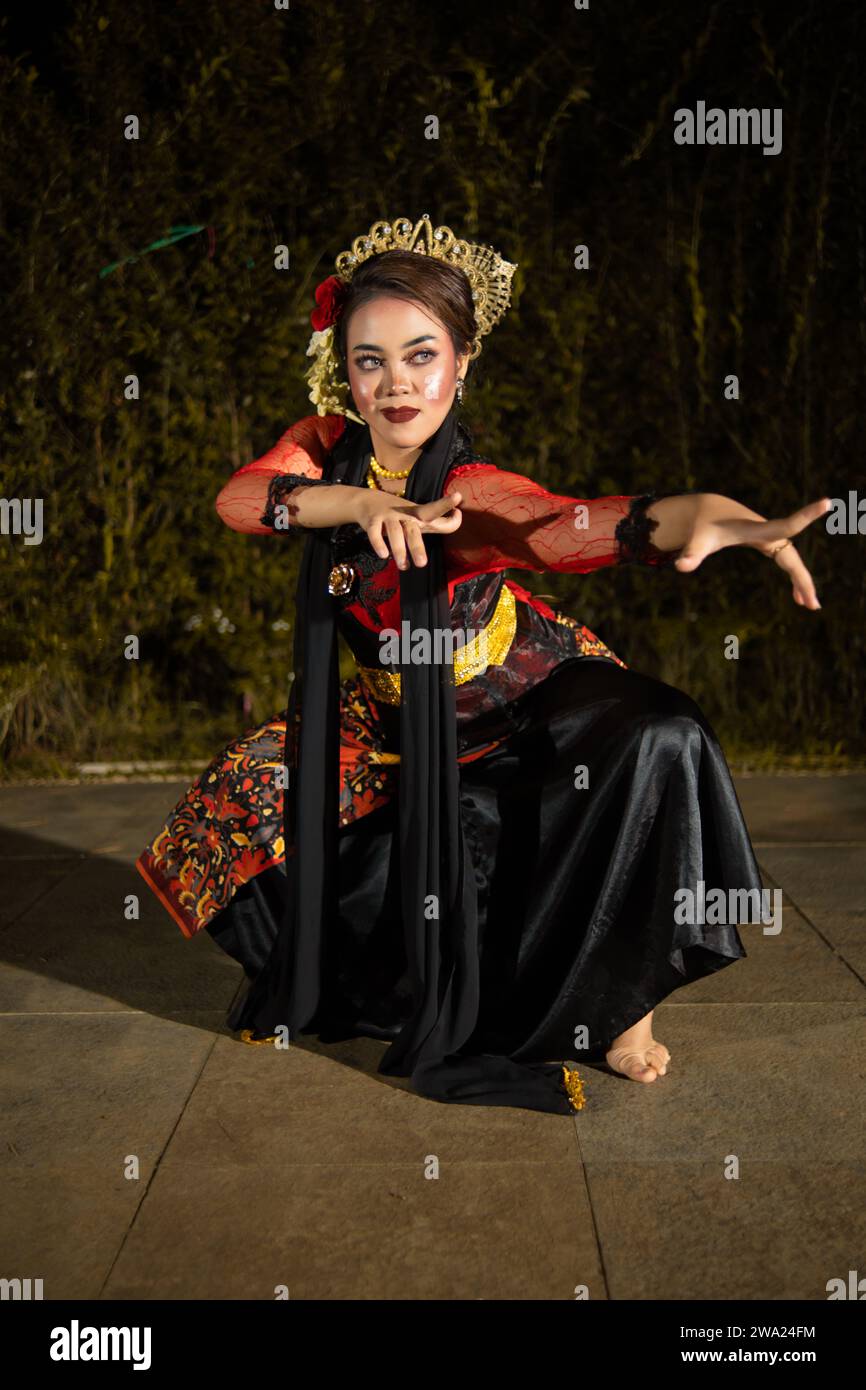 Asian dancer hi-res stock photography and images - Alamy