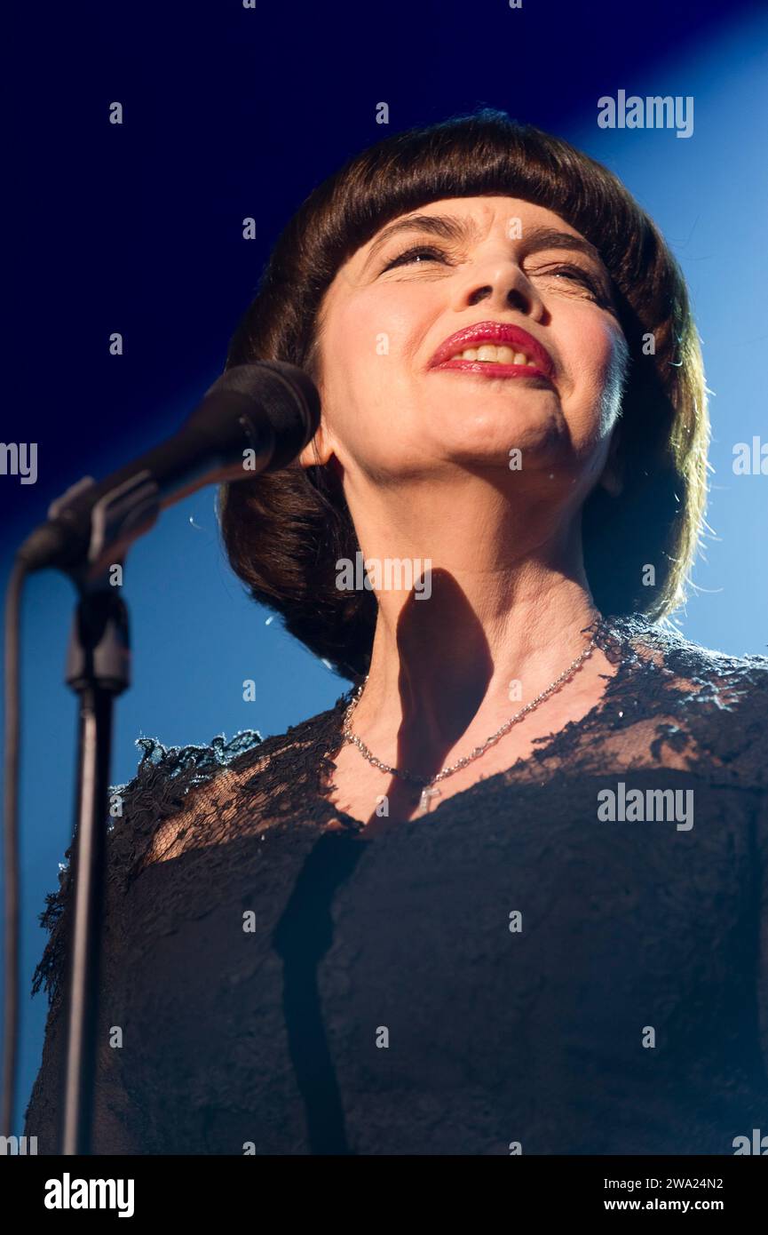 La chanteuse francaise Mireille Mathieu en concert au Cirque Royal ...