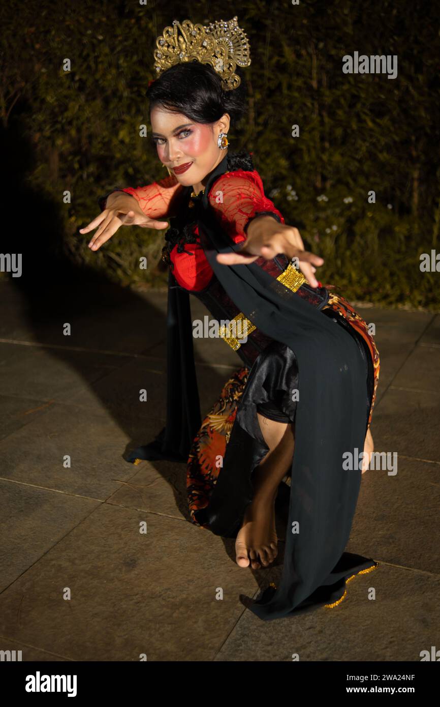 Javanese dancer dancing gold hi-res stock photography and images - Alamy