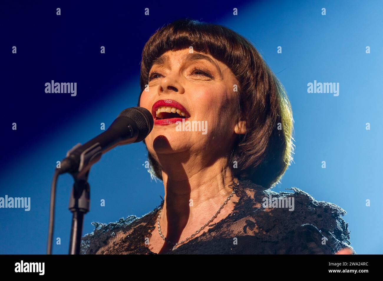 La chanteuse francaise Mireille Mathieu en concert au Cirque Royal ...