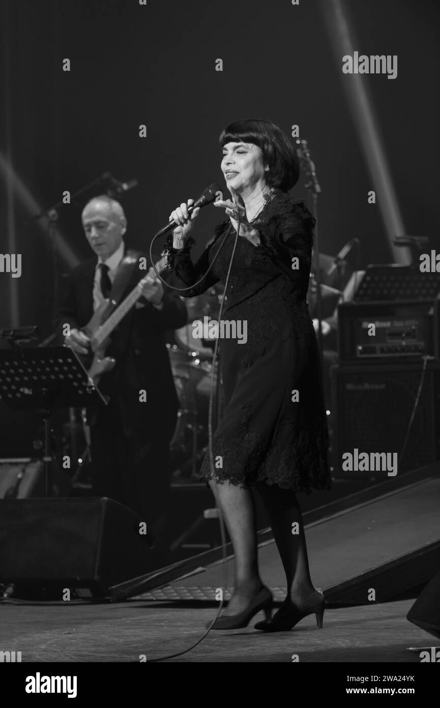 La chanteuse francaise Mireille Mathieu en concert au Cirque Royal ...