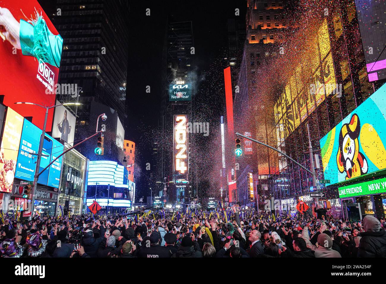 New York, USA. 31st Dec, 2023. The confetti descend from the skies ...