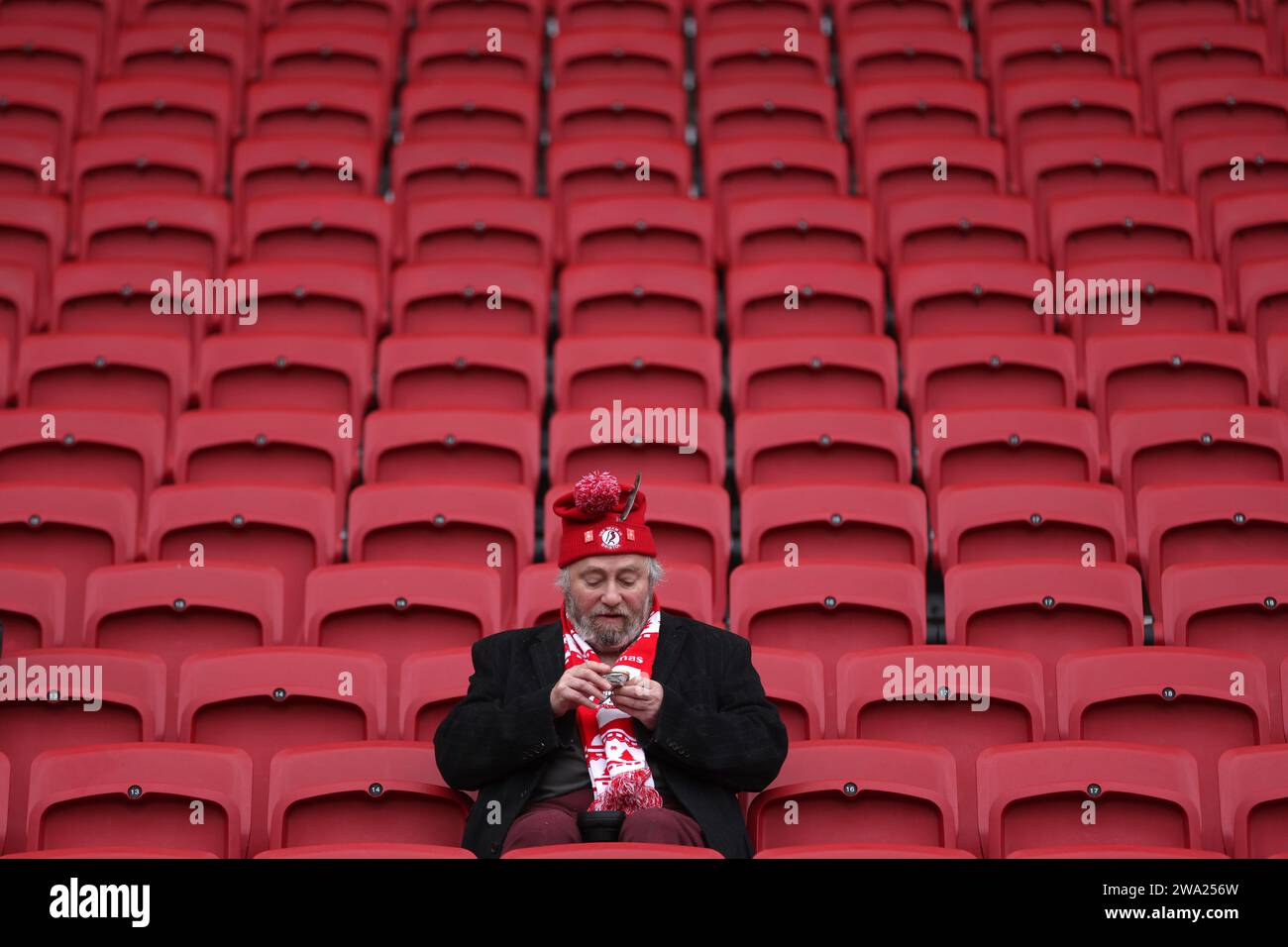 Football fan eating pie hi-res stock photography and images - Alamy
