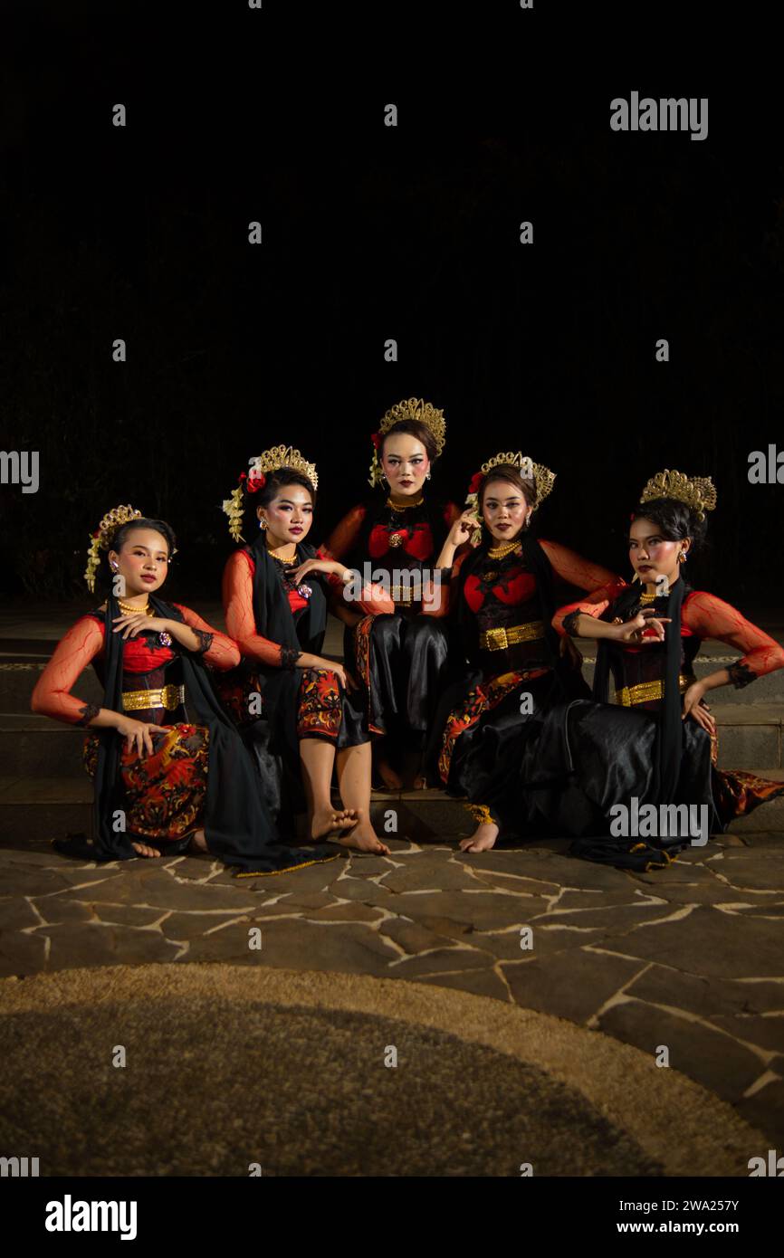 Striking attire hi-res stock photography and images - Alamy