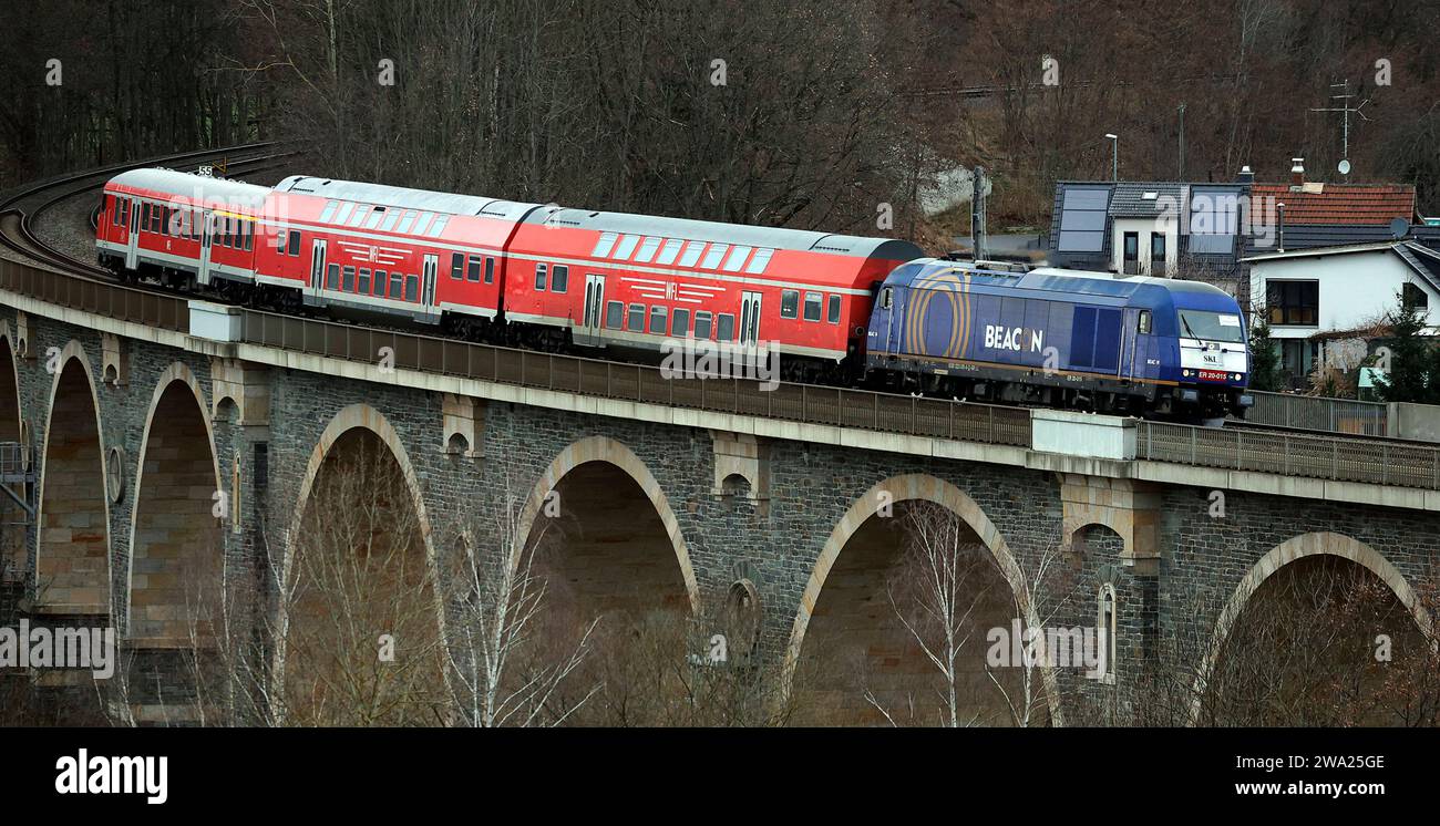 Eisenbahnviadukt Zug der MRB 01.01.2024, Chemnitz, Ortsteil ...