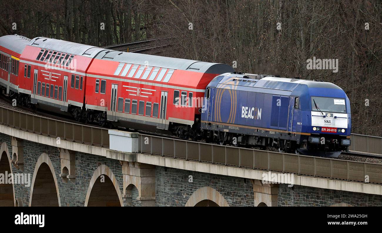 Eisenbahnviadukt Zug der MRB 01.01.2024, Chemnitz, Ortsteil ...