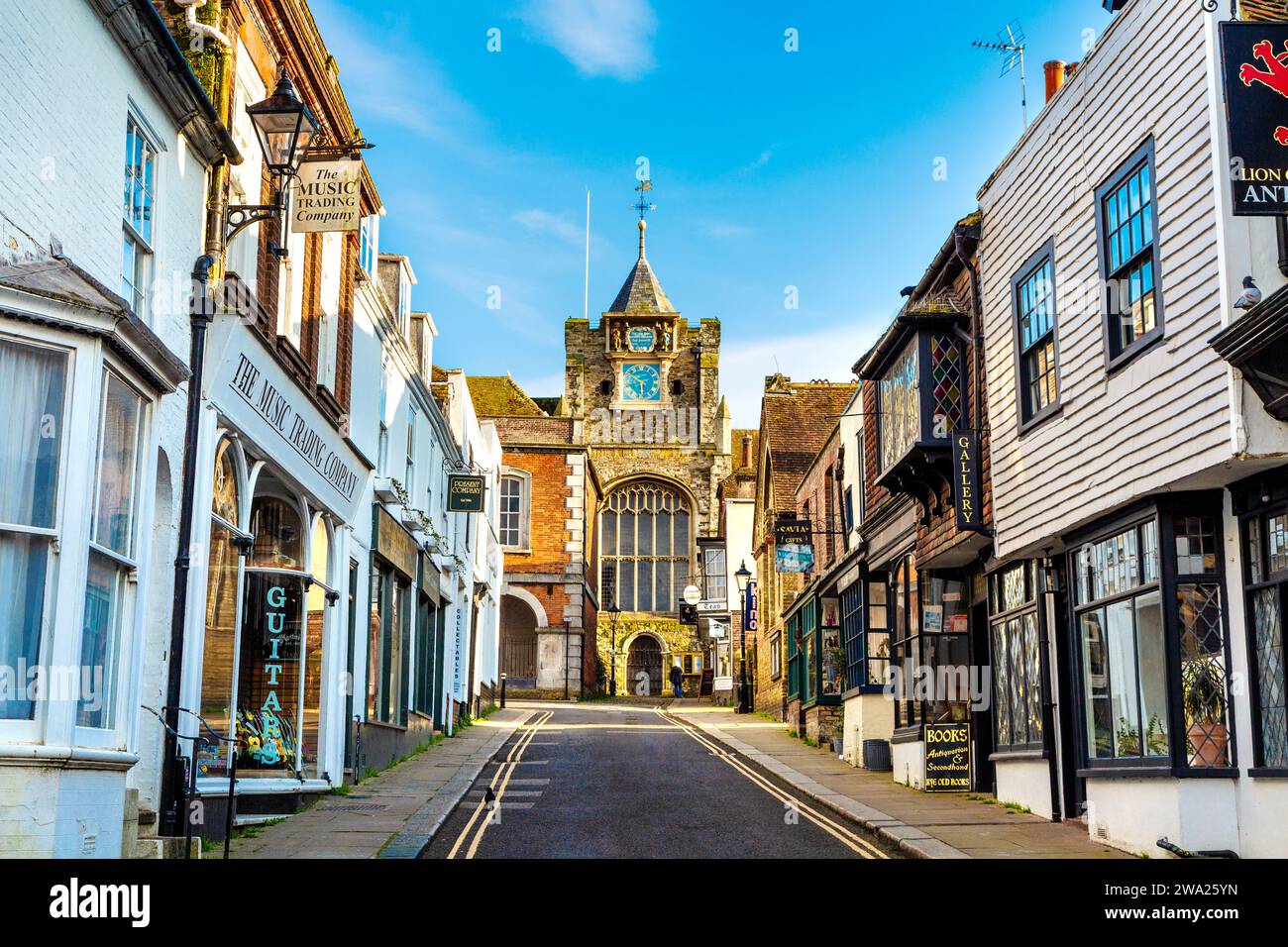 Lion Street and Church of Saint Mary in Rye, East Sussex, UK Stock ...