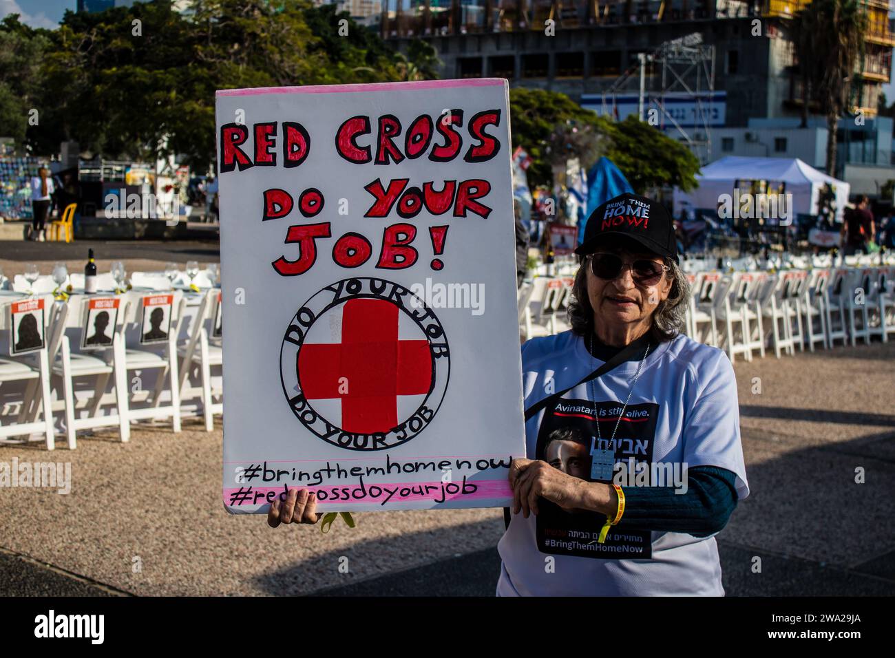 An Israeli citizen protests against the Red Cross, she believes that ...