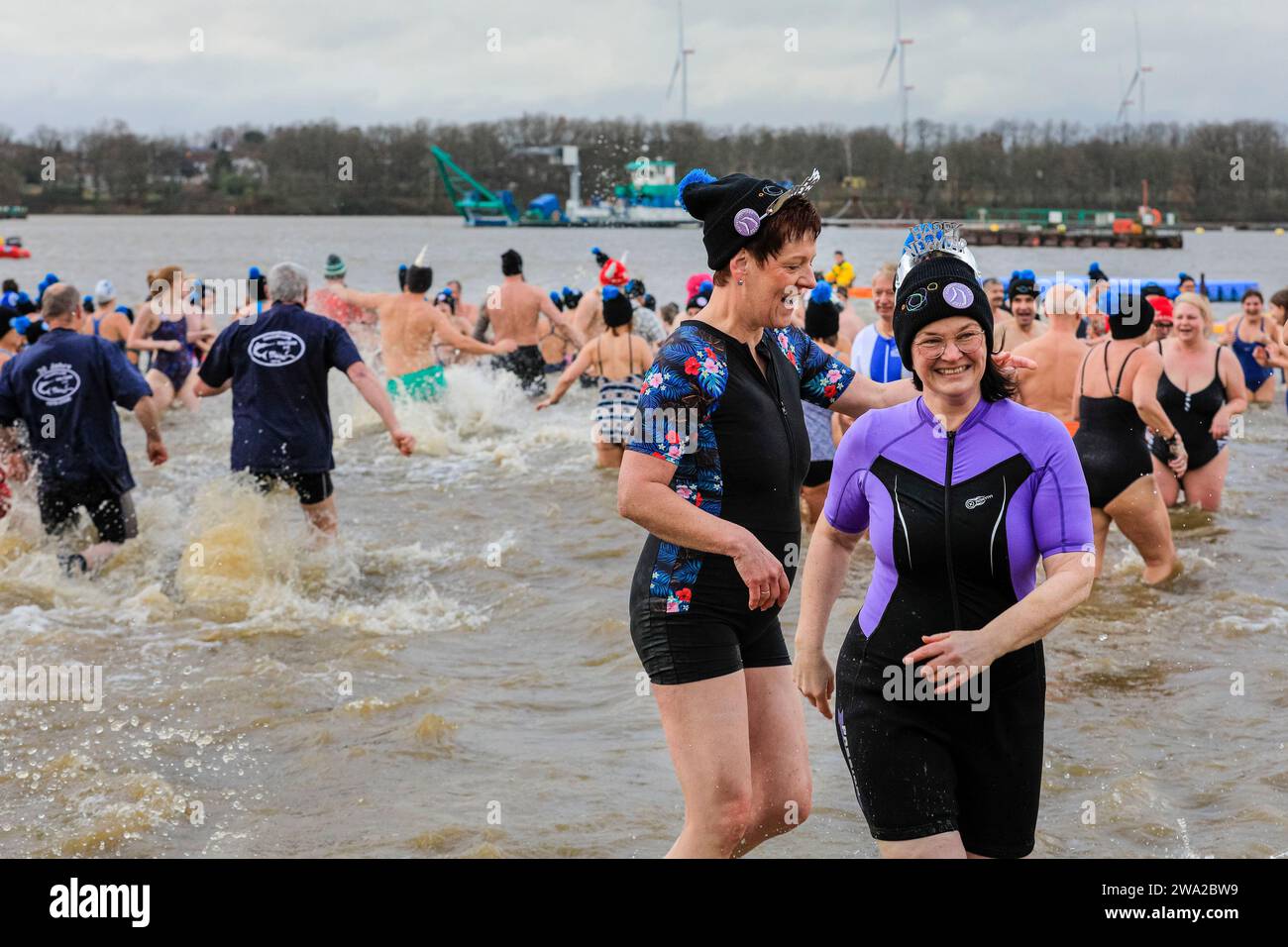 Haltern, Germany. 01st Jan, 2024. Participants brave the cold water. A ...