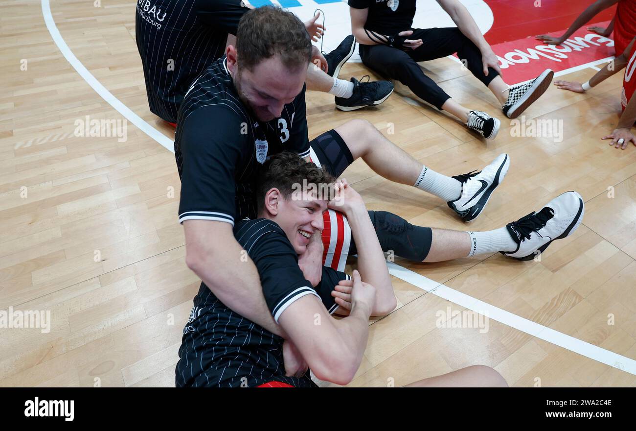 Felix Hoffmann (Wuerzburg Baskets, 34) und Hannes Steinbach (Wuerzburg ...