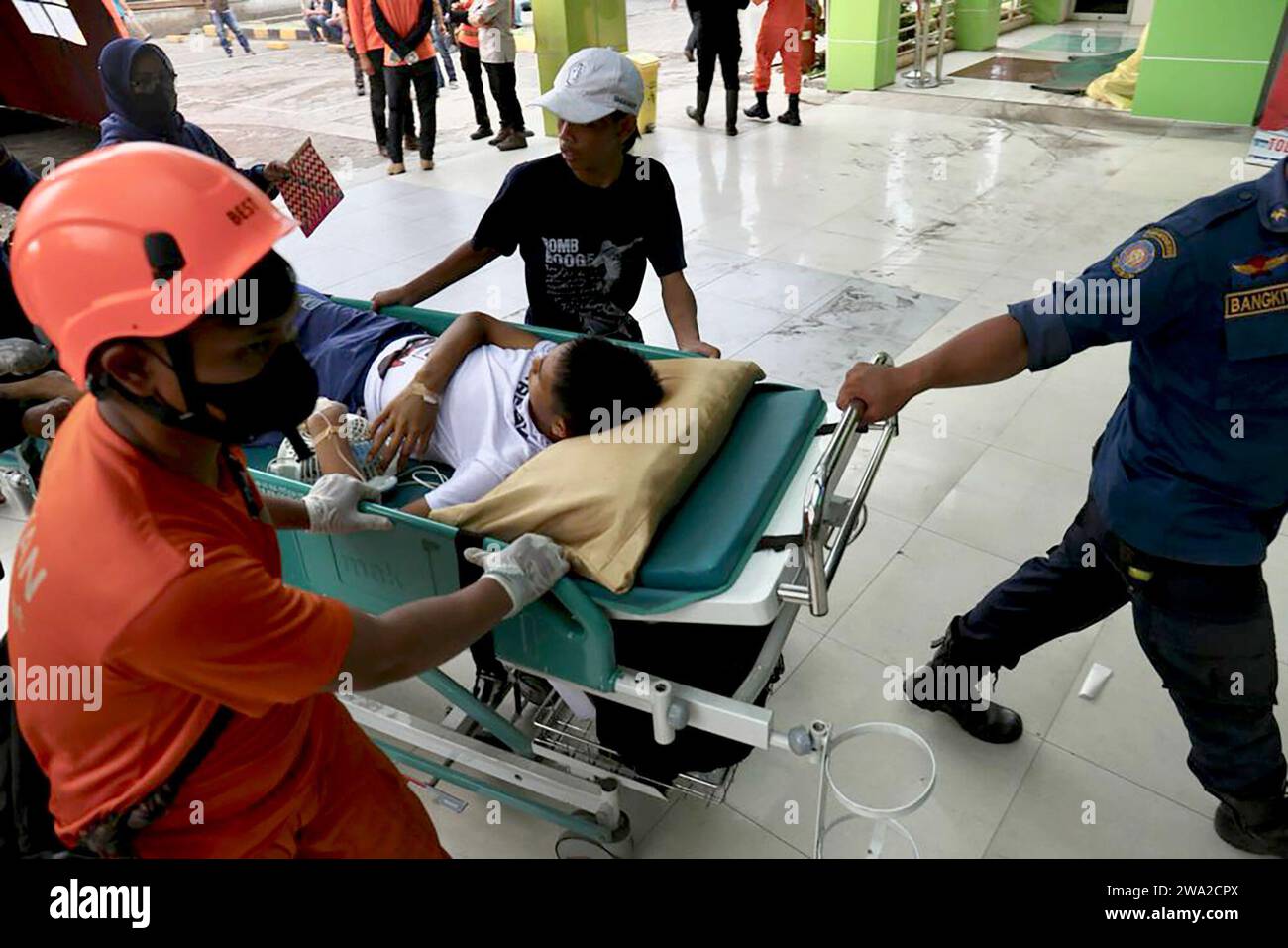 (240101) -- SUMEDANG, Jan. 1, 2024 (Xinhua) -- Rescue workers transfer ...