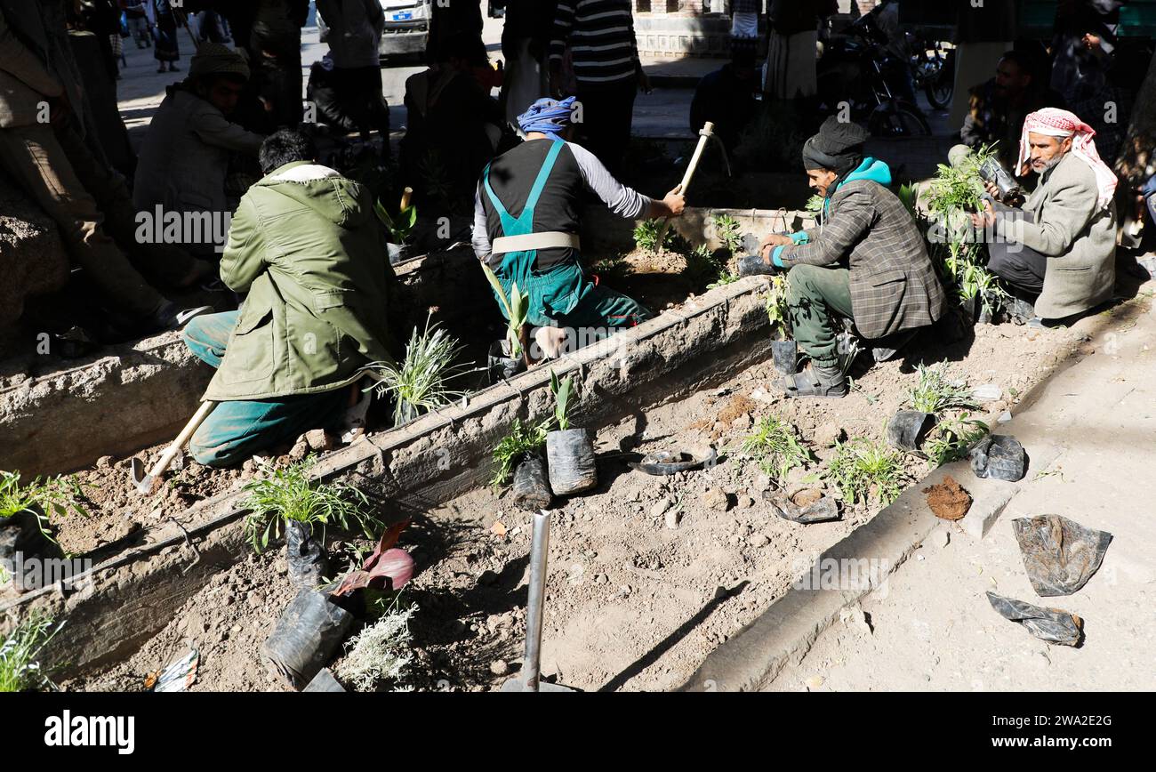 SANAA, Sanaa, Yemen. 1st Jan, 2024. A mans dig to plant agricultural ...