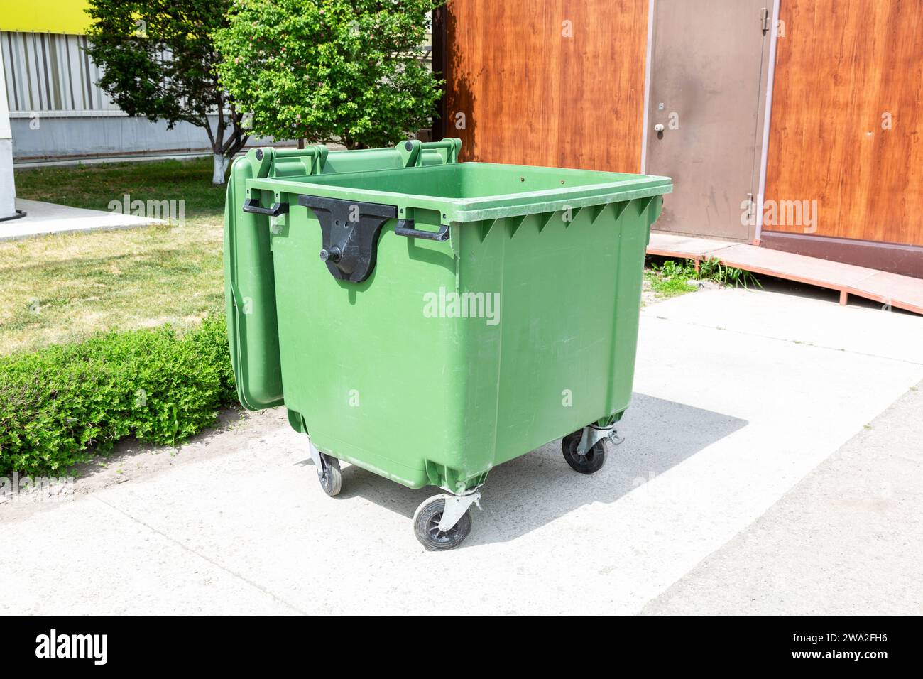Dustbin with wheels hi-res stock photography and images - Alamy