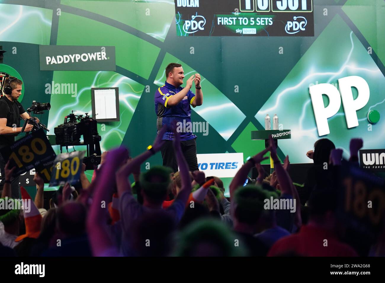 Paddy power world darts championship day fourteen alexandra hi-res ...