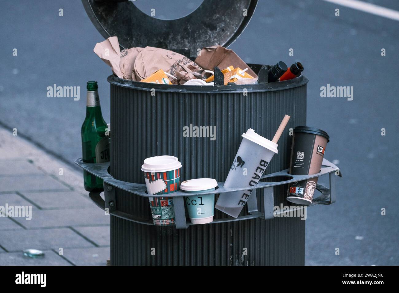 Düsseldorf 01.01.2024 Pfandring Dosenpfand Abfall Abfalleimer Leergut ...
