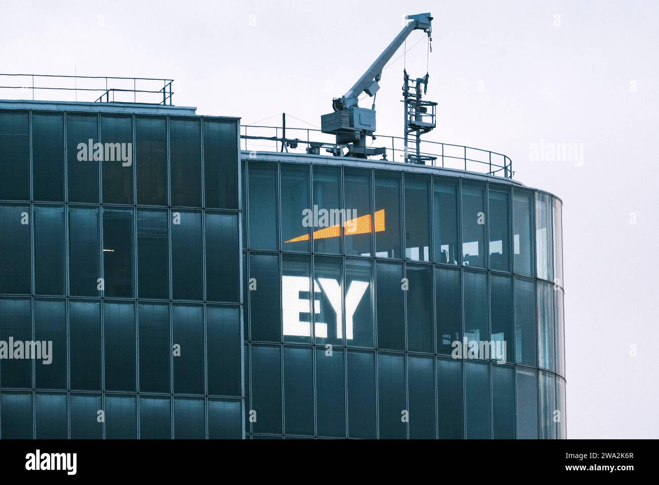 Düsseldorf 01.01.2024 Logo Schriftzug Leuchtreklame EY Ernst & Young ...
