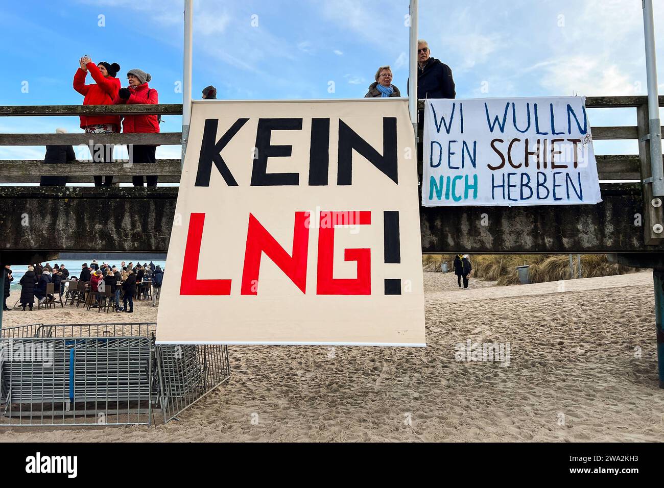Am Neujahrstag 01.01.2024 findet ein Protest am Strand neben der ...