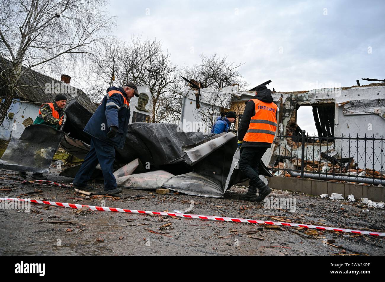 Non Exclusive: LVIV, UKRAINE - JANUARY 1, 2024 - Municipal workers ...