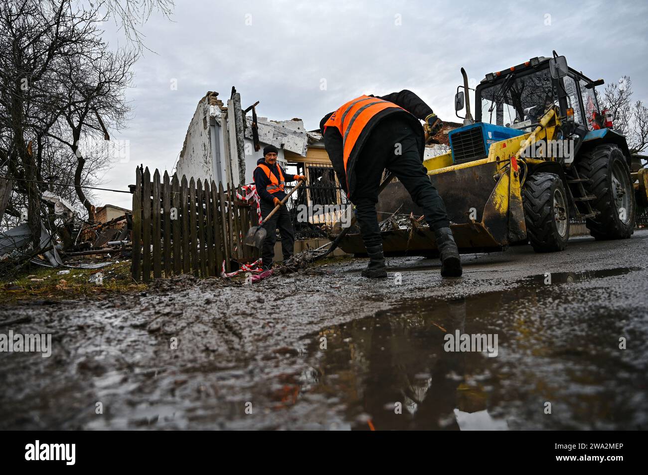 Non Exclusive: LVIV, UKRAINE - JANUARY 1, 2024 - Municipal workers ...