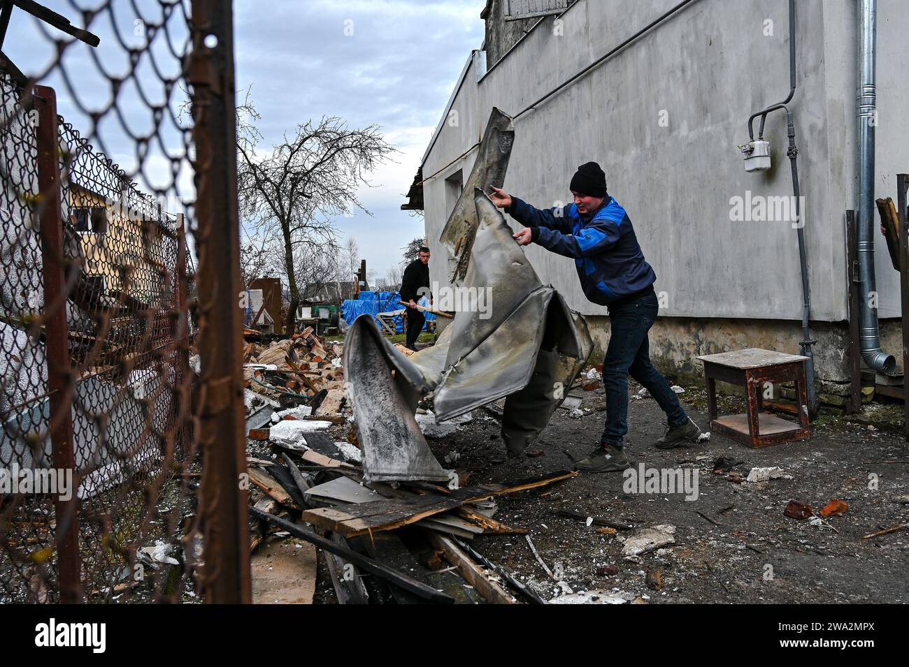 Non Exclusive: LVIV, UKRAINE - JANUARY 1, 2024 - Men remove the rubble ...