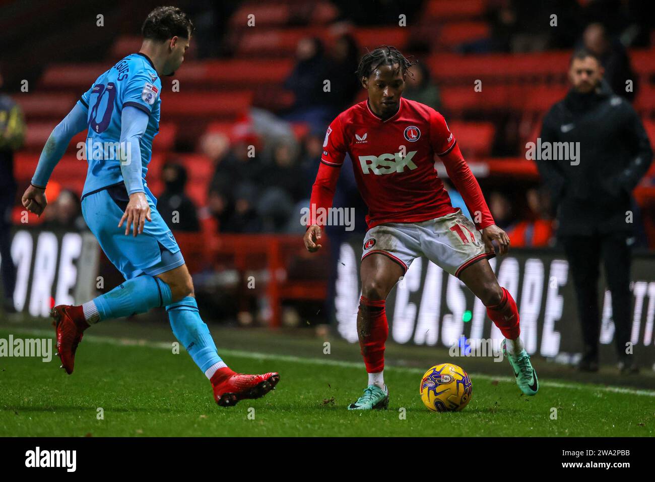 Charlton Athletic's Tayo Edun (right) with Oxford United's Ruben ...