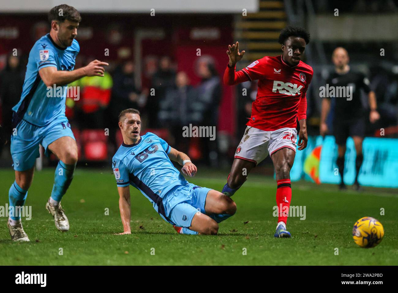 Charlton Athletic's Tyreece Campbell (right) with Oxford United's Oisin ...