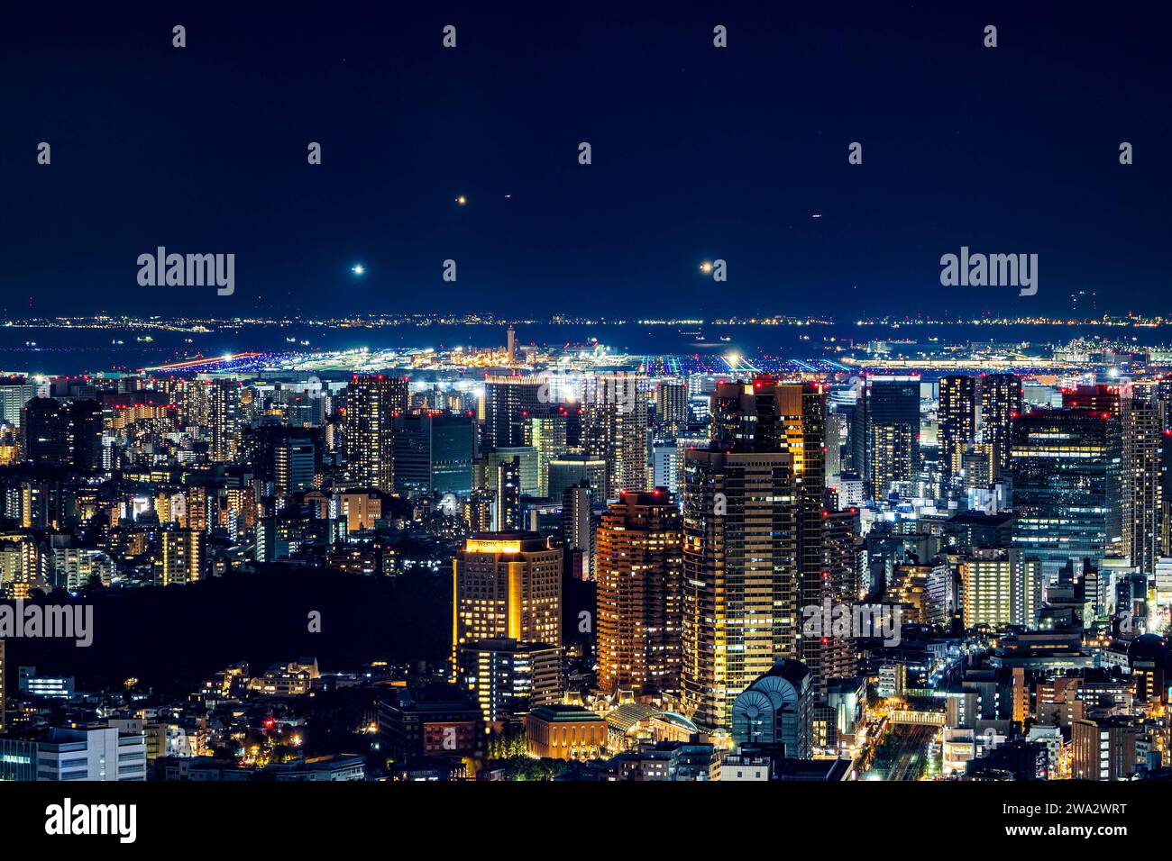 Japan bei Nacht Blick über die Dächer der Hochhäuser der japanischen ...