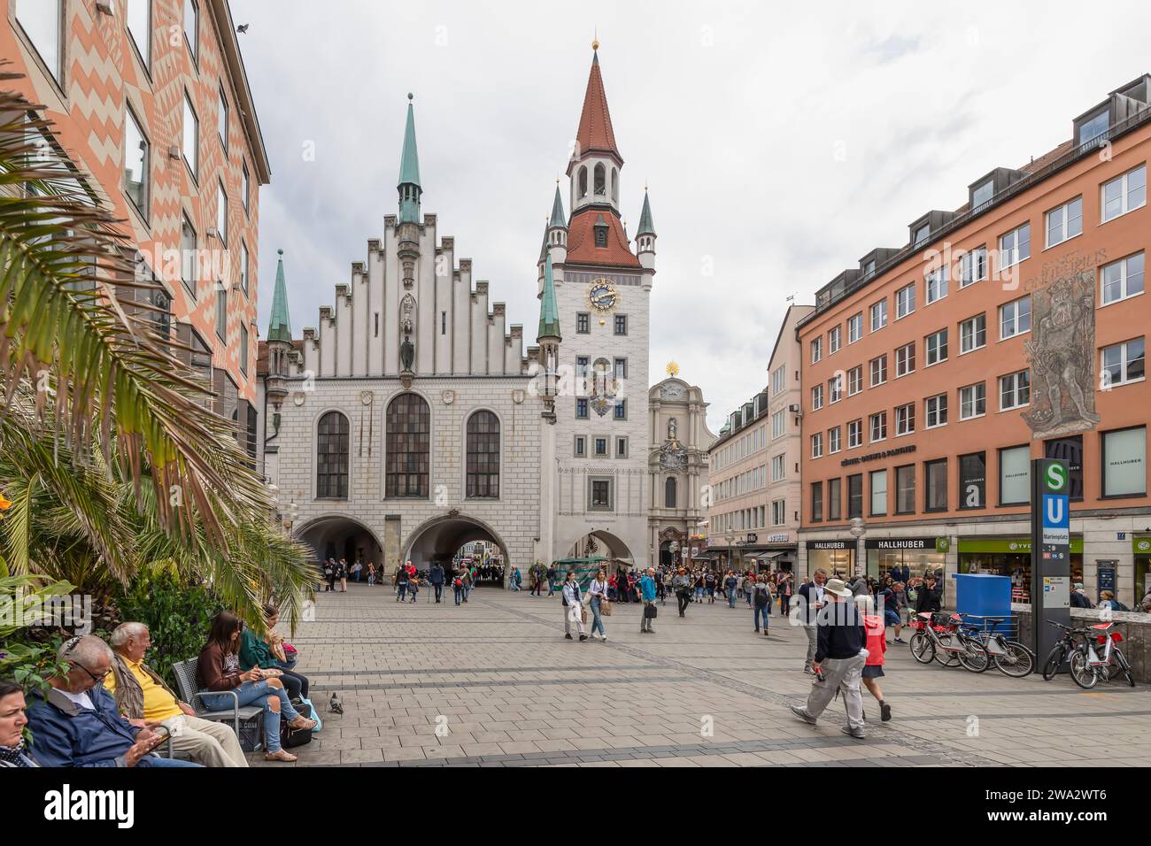 Marienplatz with the old Munich town hall (Altes Rathaus) and the ...