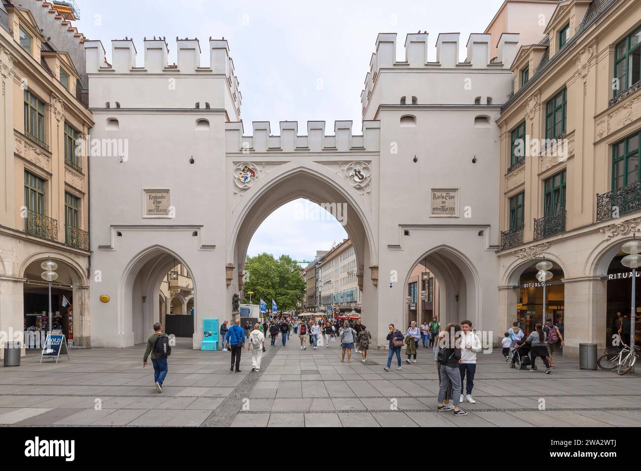 People walk through the Karlstor Gate on the popular Neuhauser Straße ...