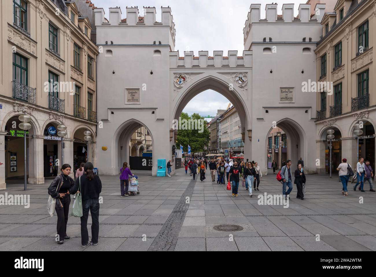 People walk through the Karlstor Gate on the popular Neuhauser Straße ...
