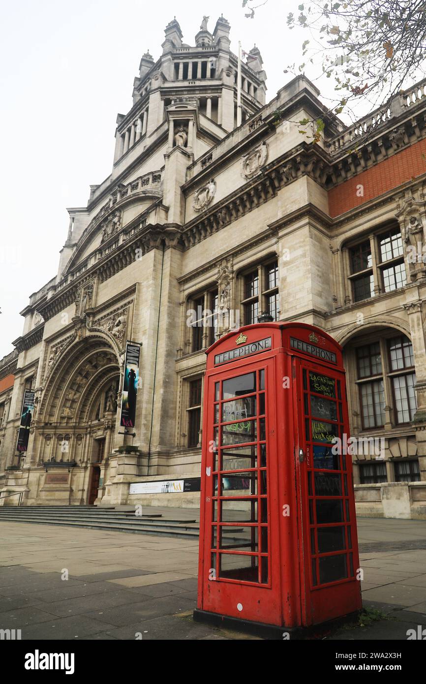Red Phone Box outside the V&A Museum Stock Photo - Alamy