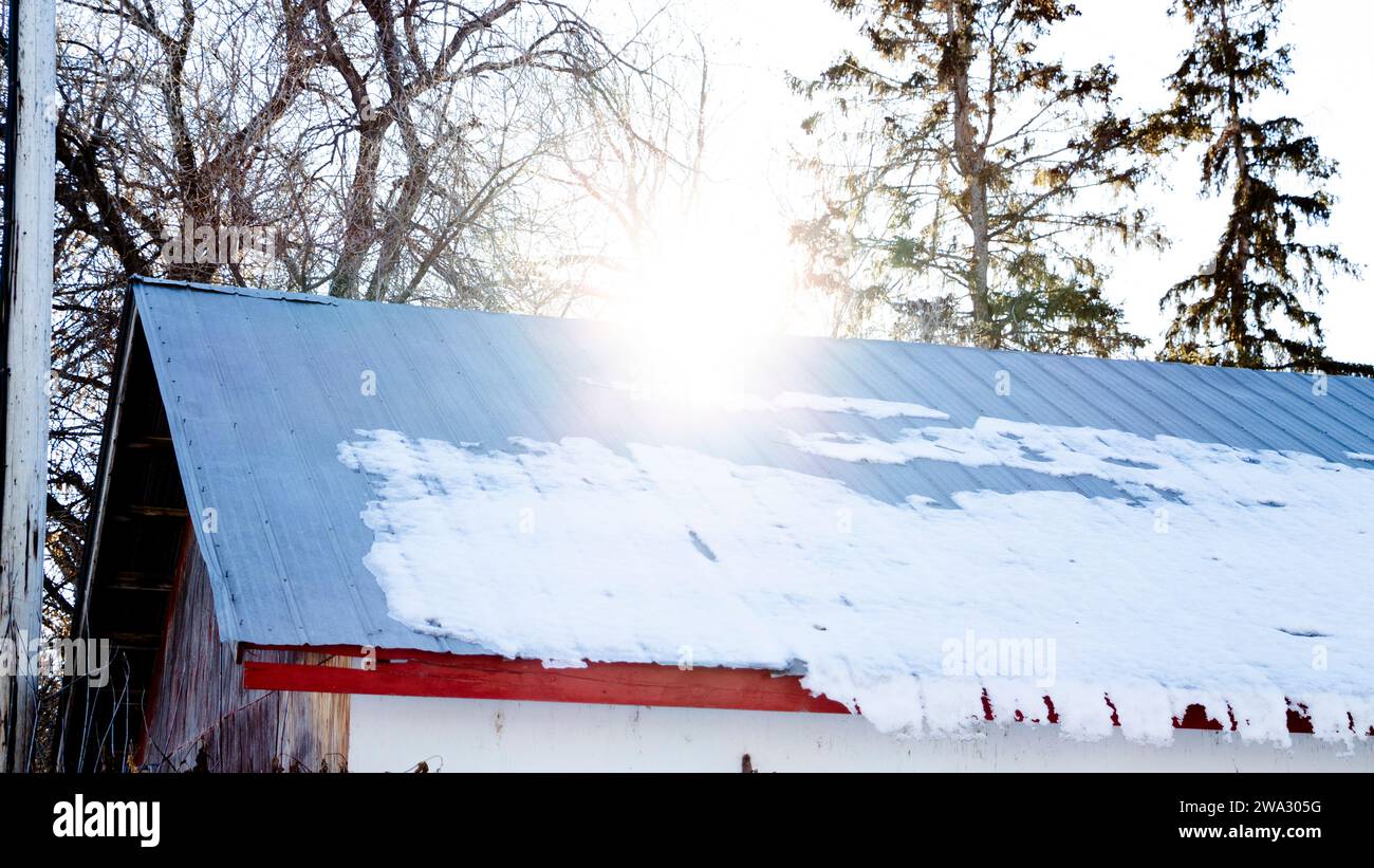 Sun setting over old barn hi-res stock photography and images - Alamy