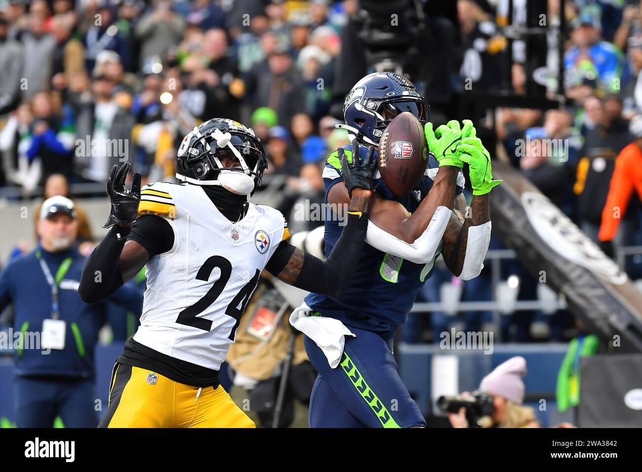 December 31, 2023: Seattle Seahawks wide receiver DK Metcalf (14) tries ...