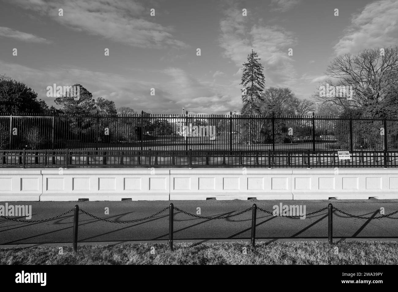 The White House behind fences in black and white Stock Photo - Alamy