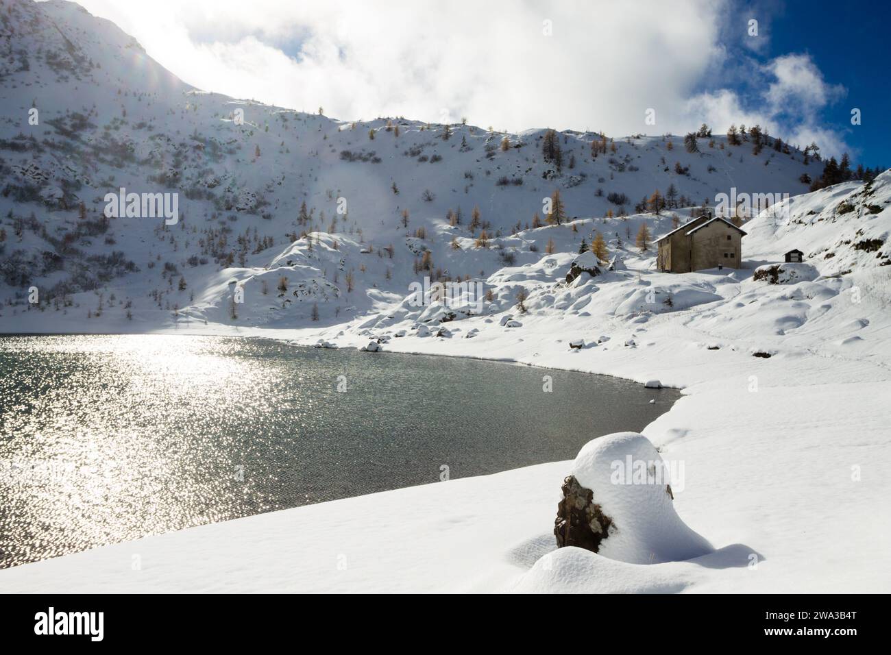 Beautiful small alpine lake in winter season landscape. Erdemolo lake ...