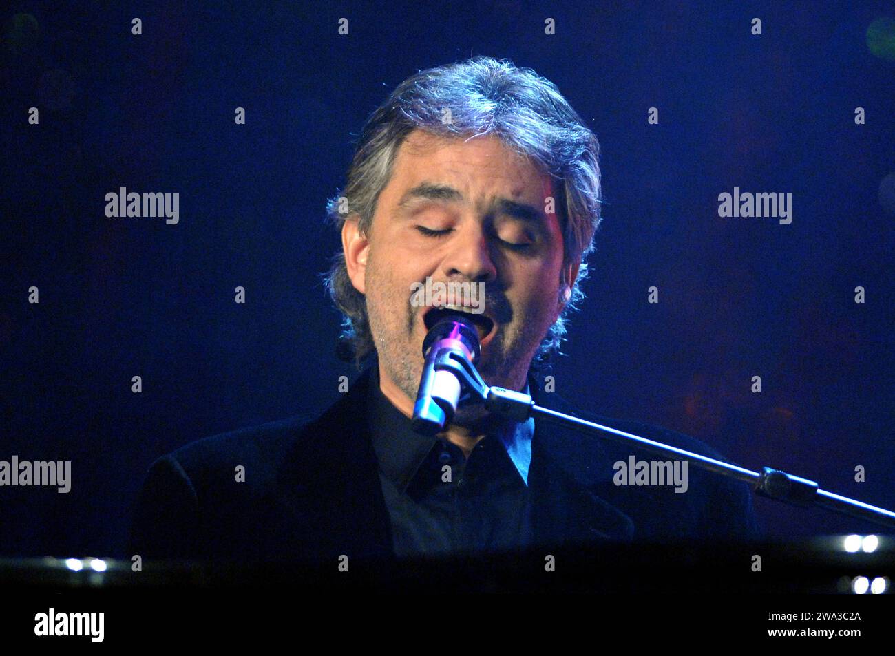 Andrea bocelli live images hi-res stock photography and images - Alamy