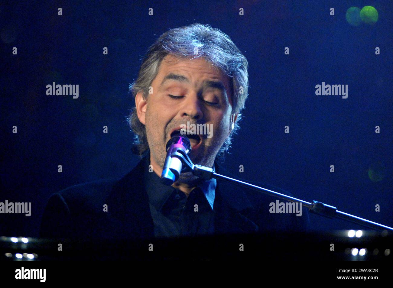 Andrea bocelli live images hi-res stock photography and images - Alamy