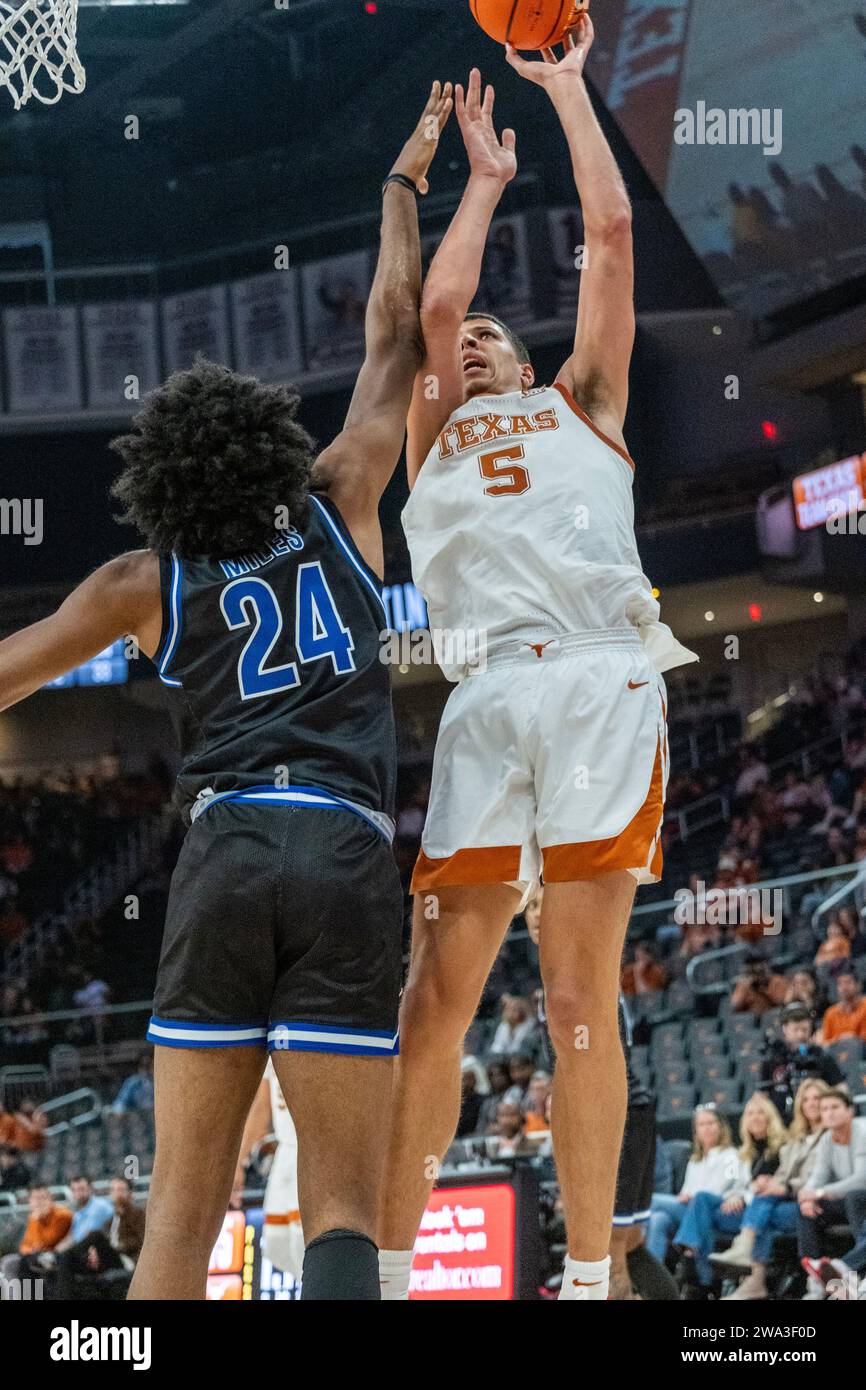 Texas, USA. 1st Jan, 2024. Kadin Shedrick #5 of the Texas Longhorns in ...
