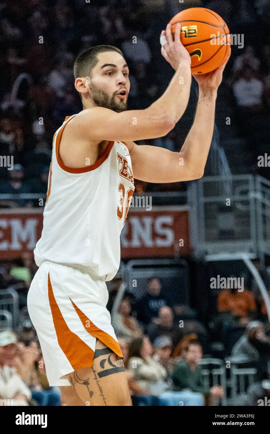 Texas, USA. 1st Jan, 2023. Brock Cunningham #30 of the Texas Longhorns ...